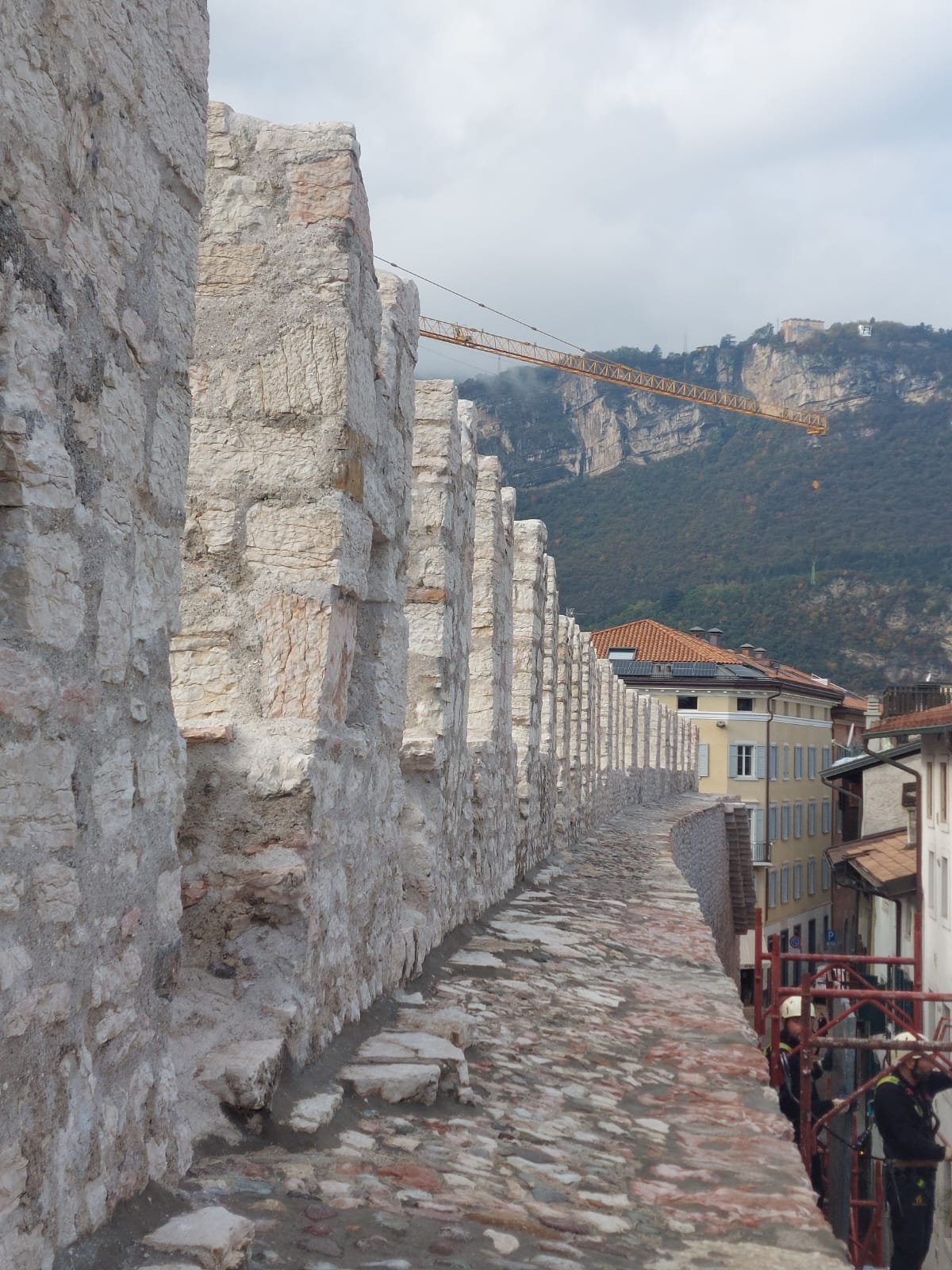 Lo spettacolo dei colori ritrovati delle mura di Piazza Fiera a Trento ...