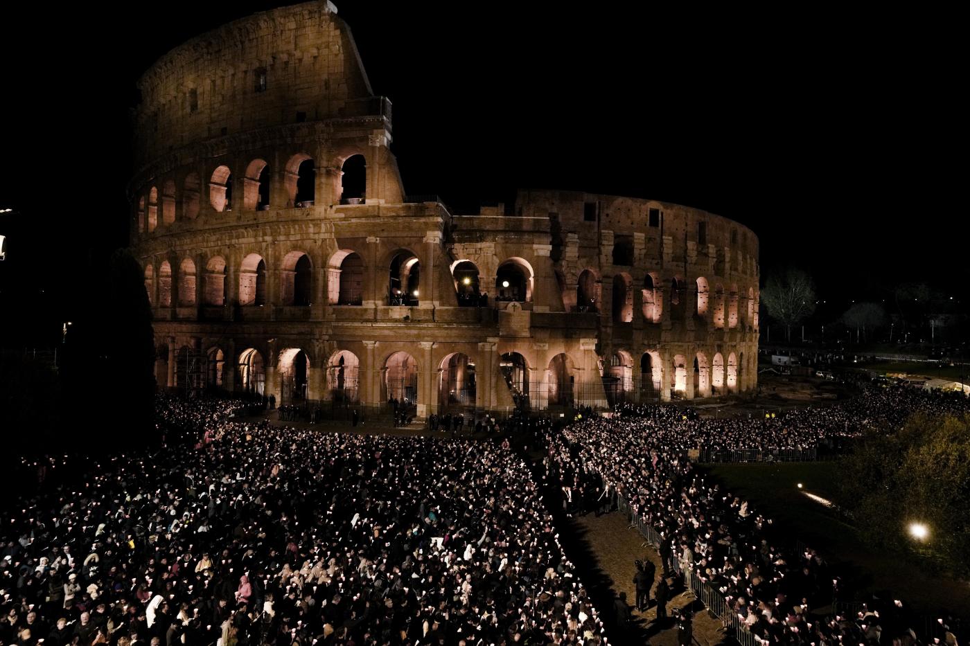 Roma, le immagini della celebrazione della via Crucis. 20mila fedeli al ...