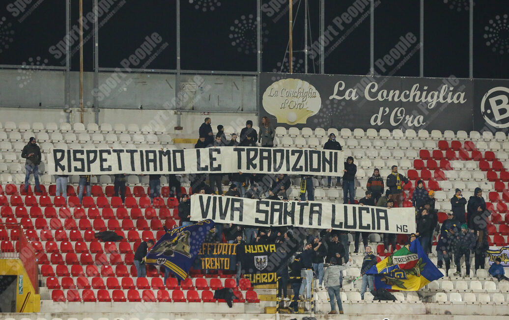Calcio Trento, gli striscioni degli ultras su Santa Lucia fanno il giro ...
