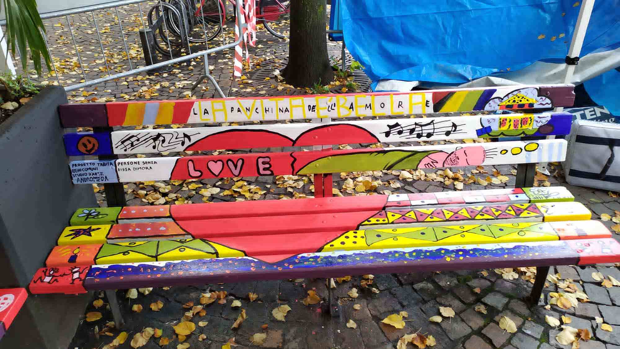 Piazza Fiera, arrivano tre panchine colorate da persone senza fissa dimora