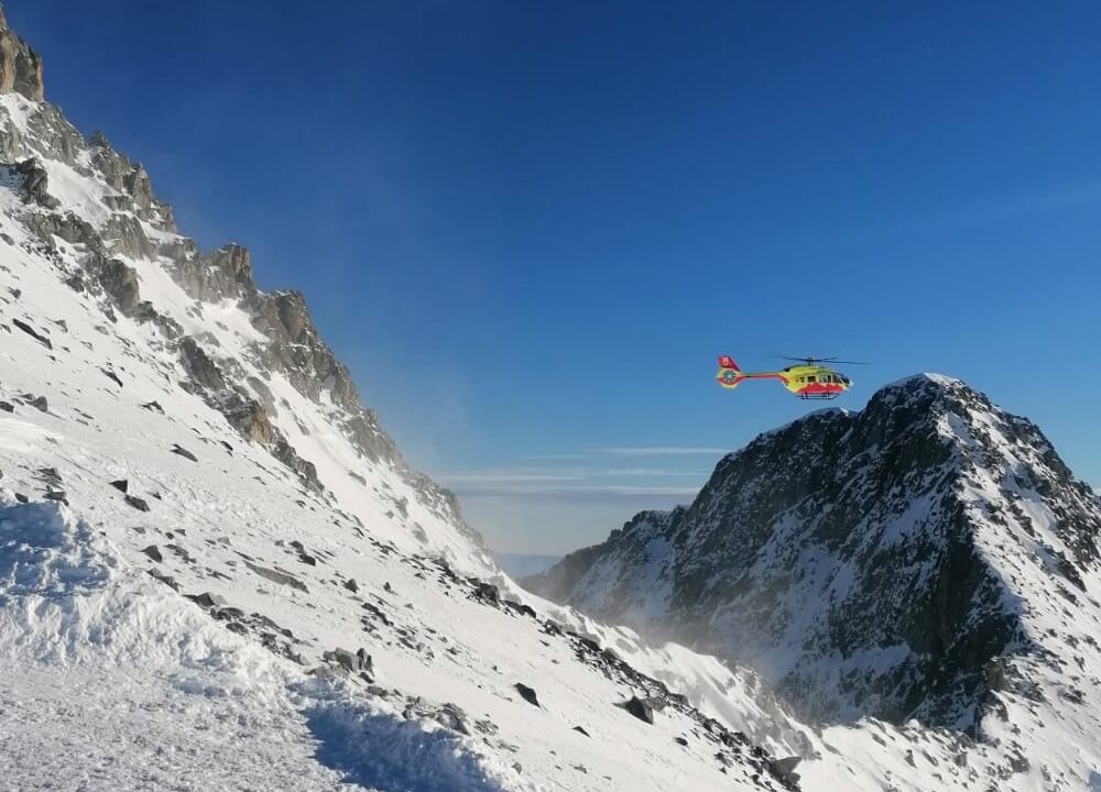 Cima Presena, scivola per 100 metri tra neve e rocce, salvo un giovane ...