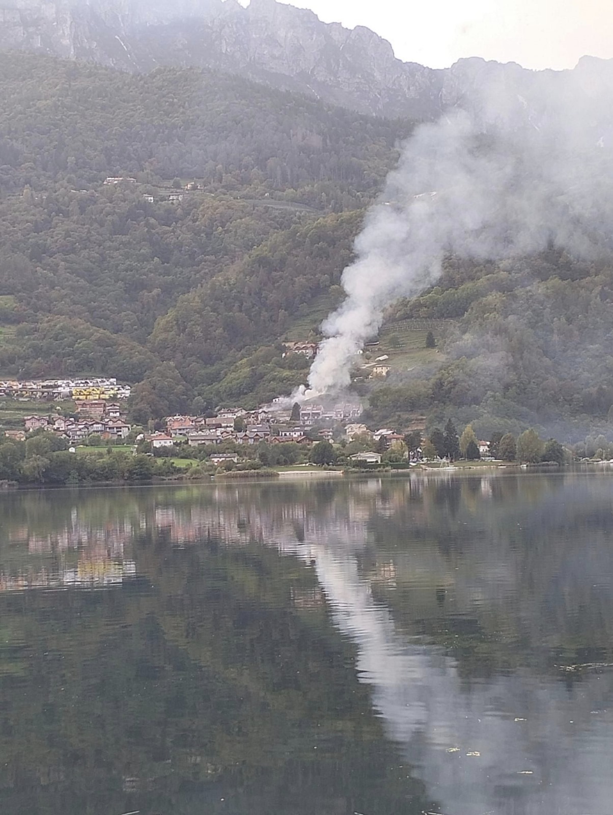 Una colonna di fumo si alza da Valcanover: vigili del fuoco in azione