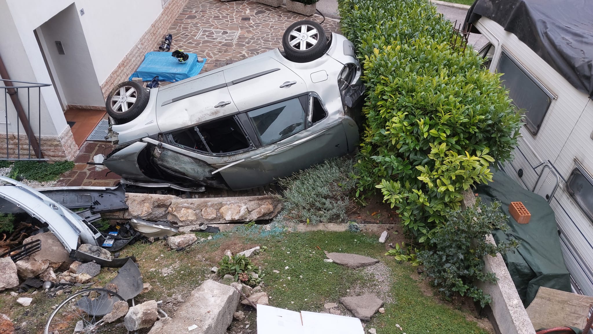 Ronzo Chienis, auto sfonda un muro e precipita in un giardino: feriti ...