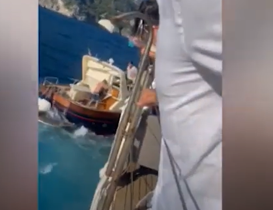 Costiera Amalfitana, i momenti drammatici dopo lo scontro tra un ... Costiera Amalfitana, i momenti drammatici dopo lo scontro tra un ...