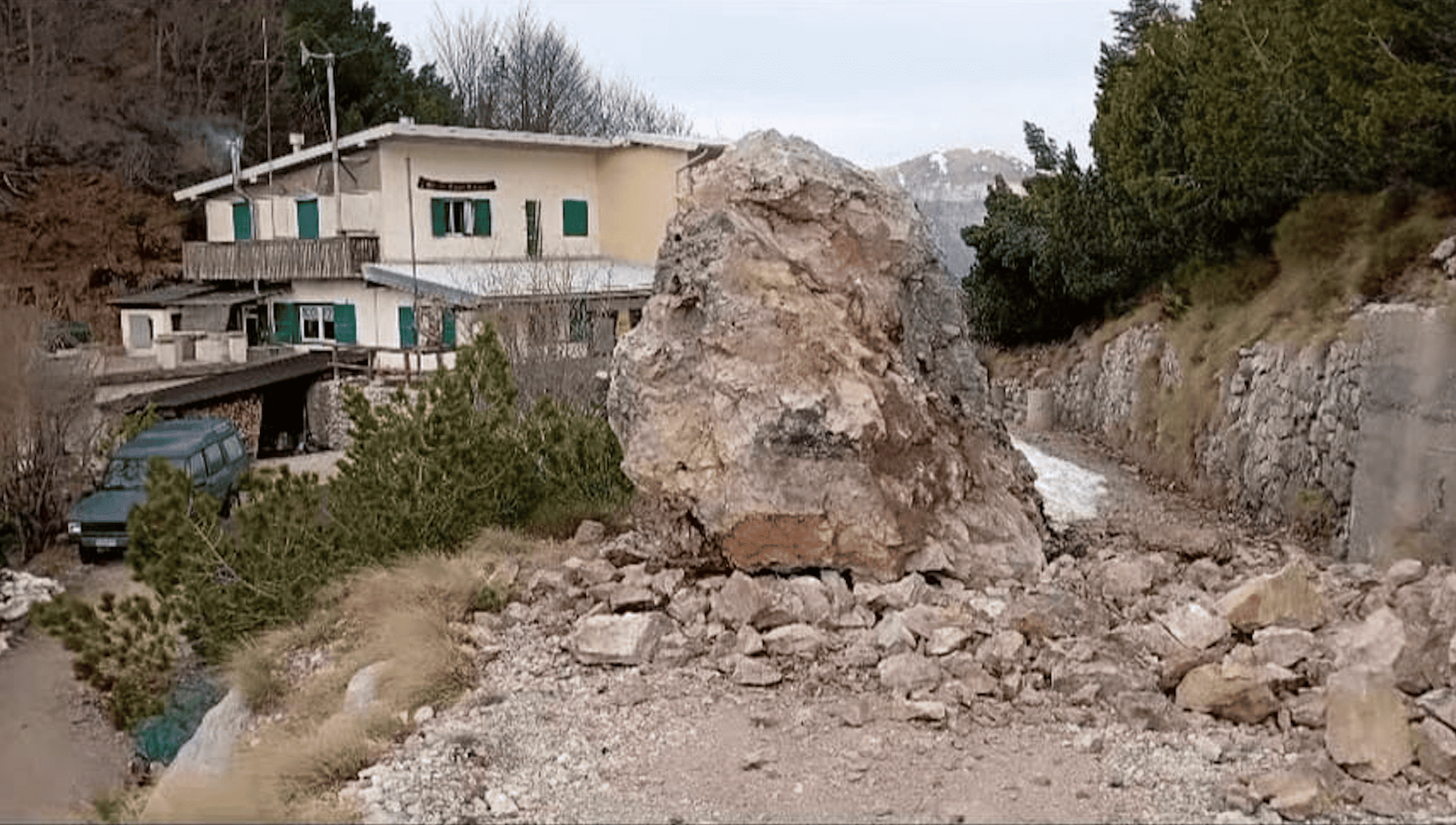 Frana sul Carega, interrotta la strada forestale per il rifugio Pertica