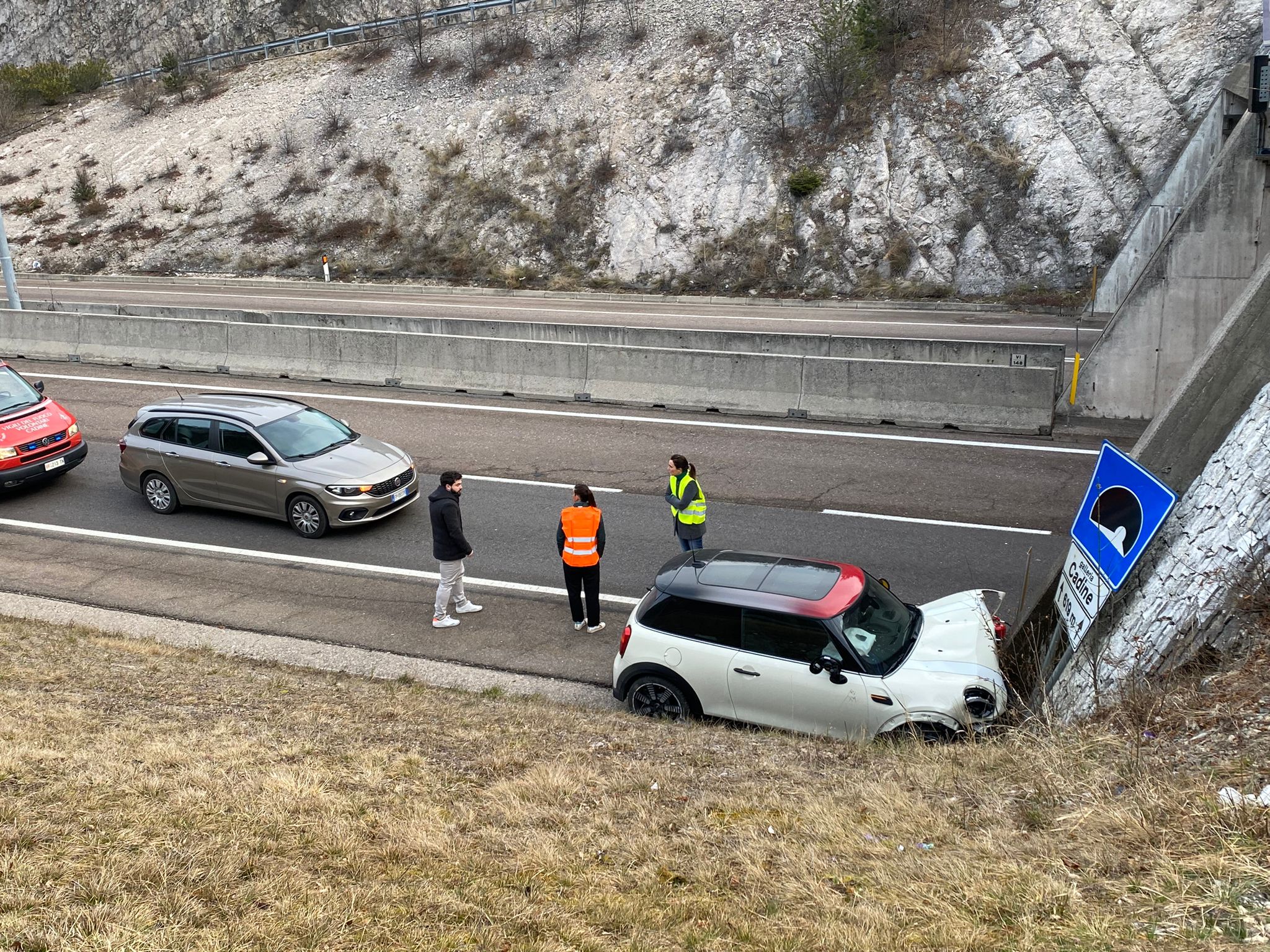 Auto centra il cartello all’ingresso della galleria di Cadine: ferito ...