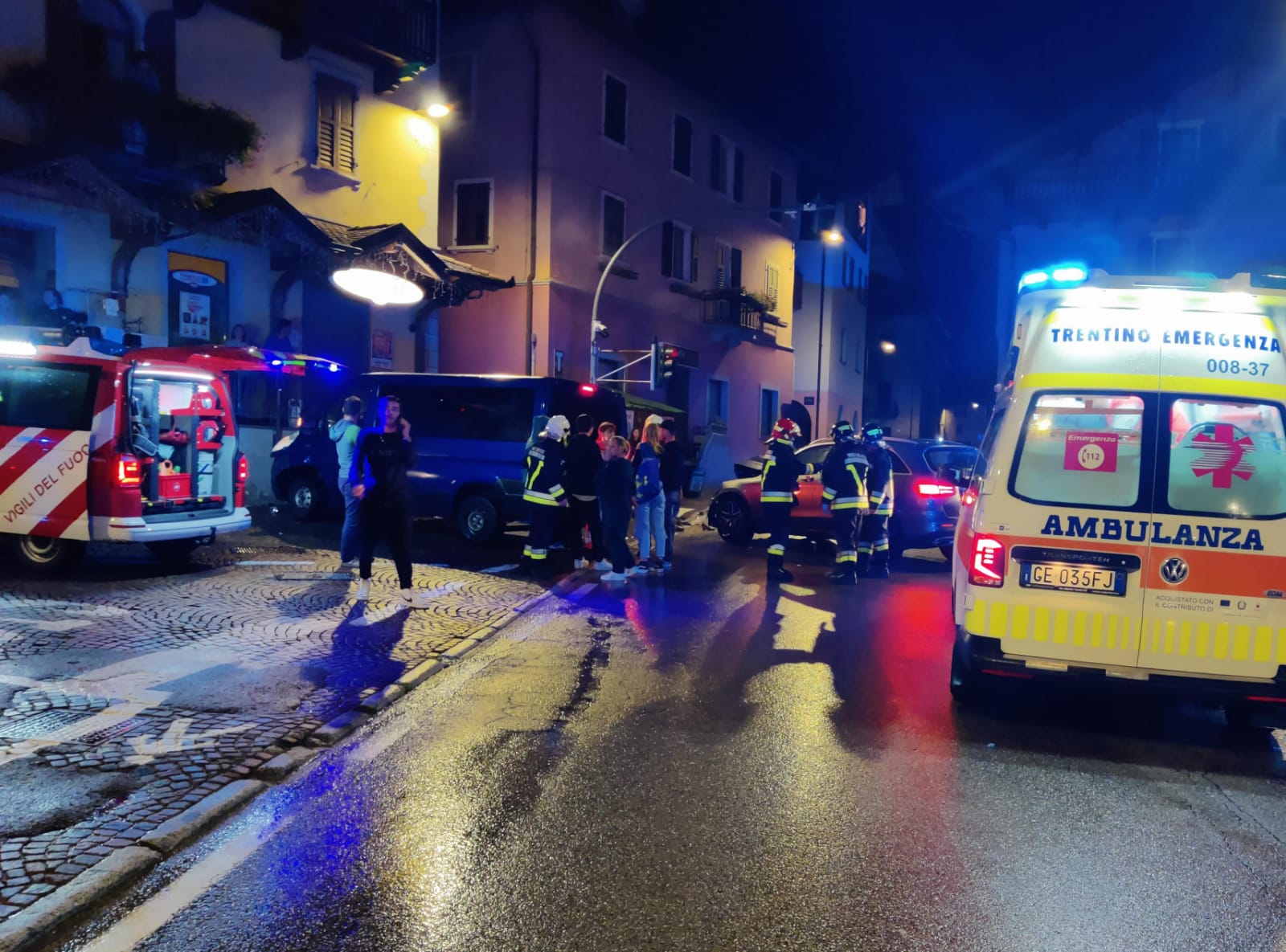 Semaforo bruciato, scontro tra auto e furgone a Vigo Rendena