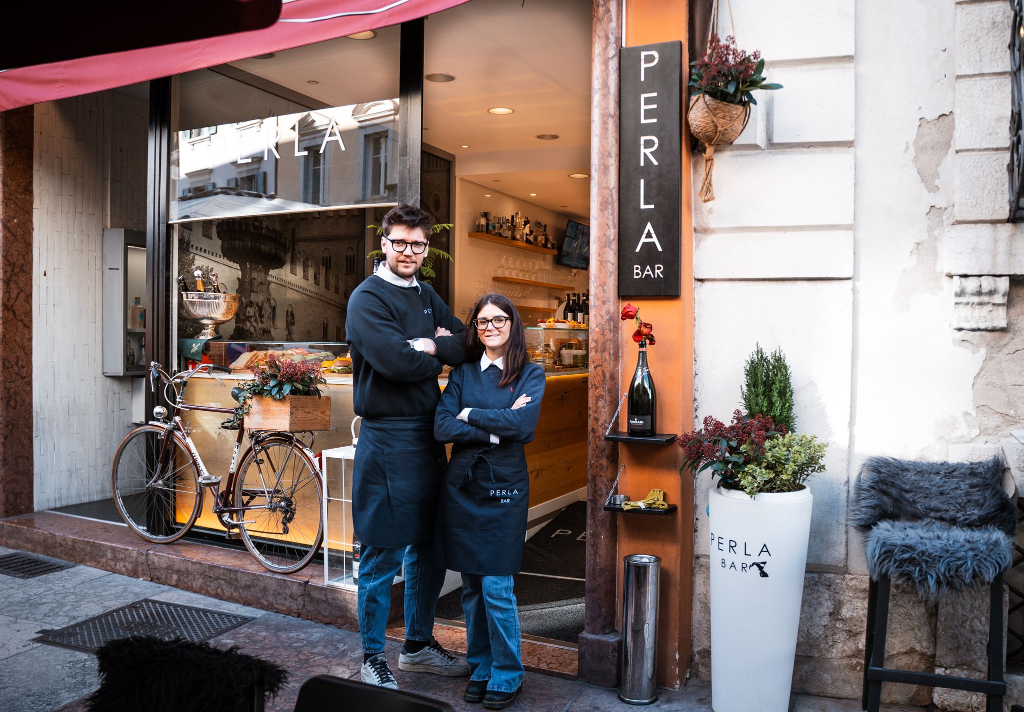 Il Perla Bar punta sulla comicità, le «gag» da dietro al bancone ...