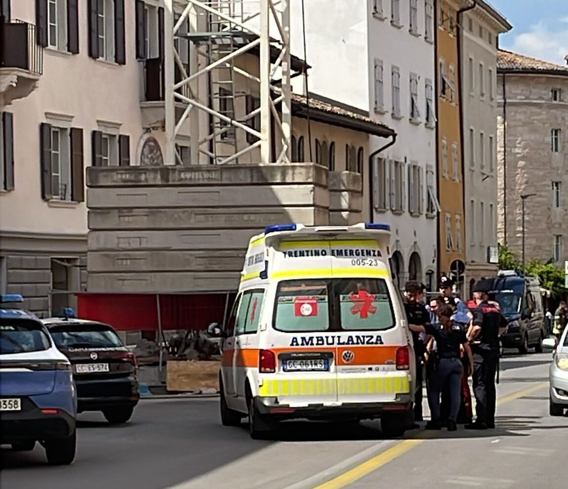 Trento, sale sulla gru in via Santa Croce: messo in salvo dalla polizia