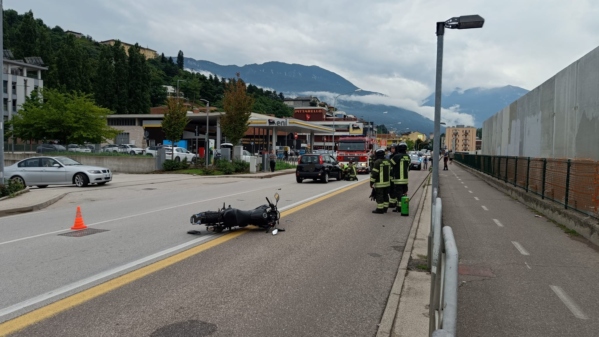 Scontro auto-moto in via Brennero: traffico paralizzato verso sud