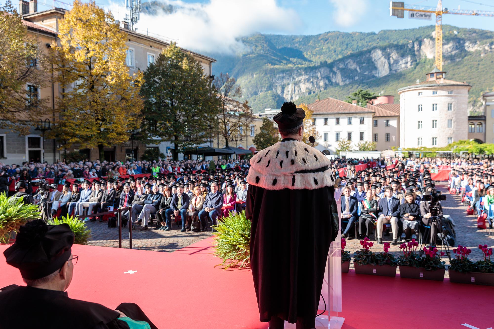 Cerimonia di laurea in piazza Fiera per 500 studenti, Deflorian: «Che ...