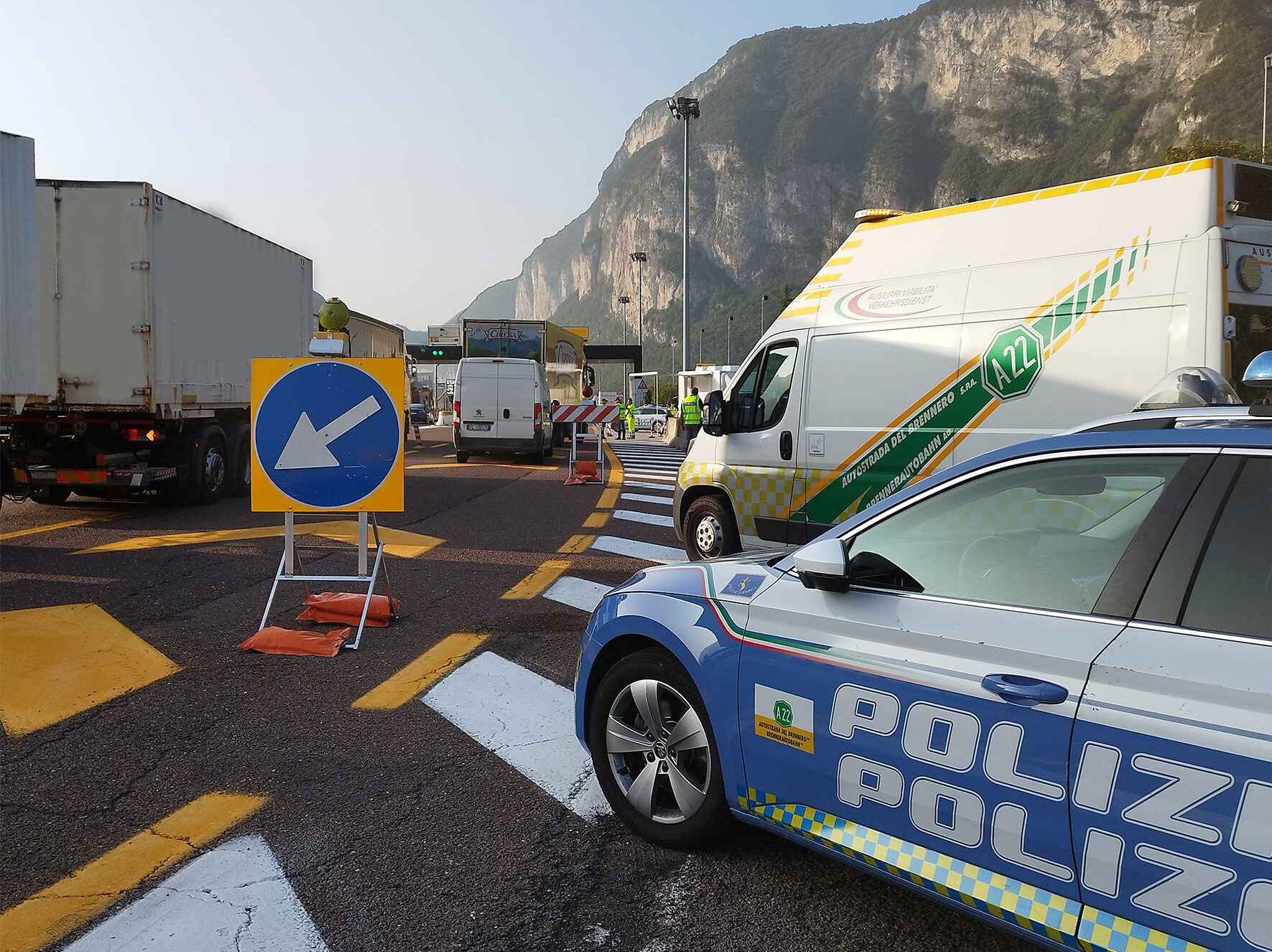 Controlli antidroga in A22: le immagini degli accertamenti della Stradale