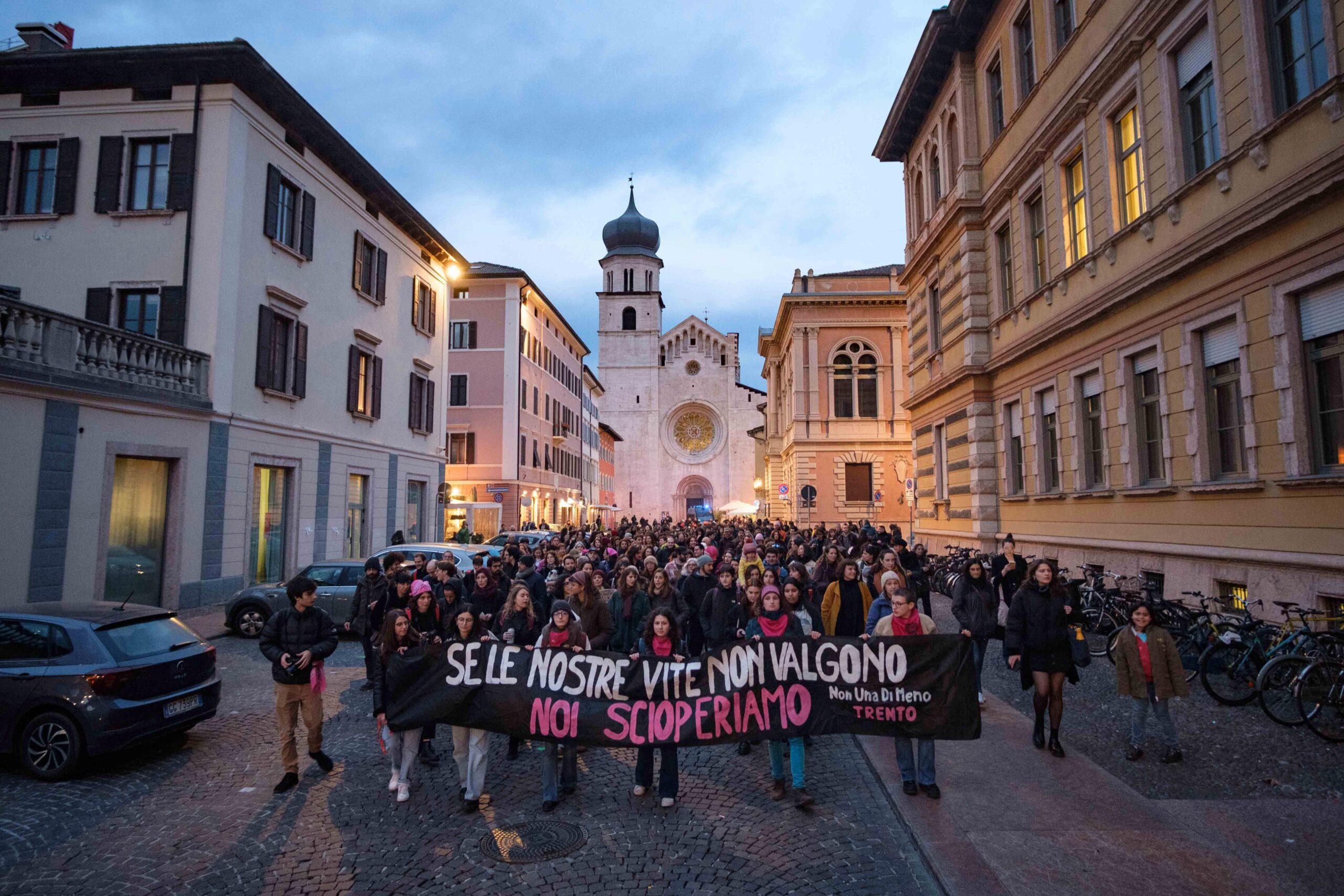 Corteo per i diritti delle donne a Trento, in più di 200 sfilano per il ...