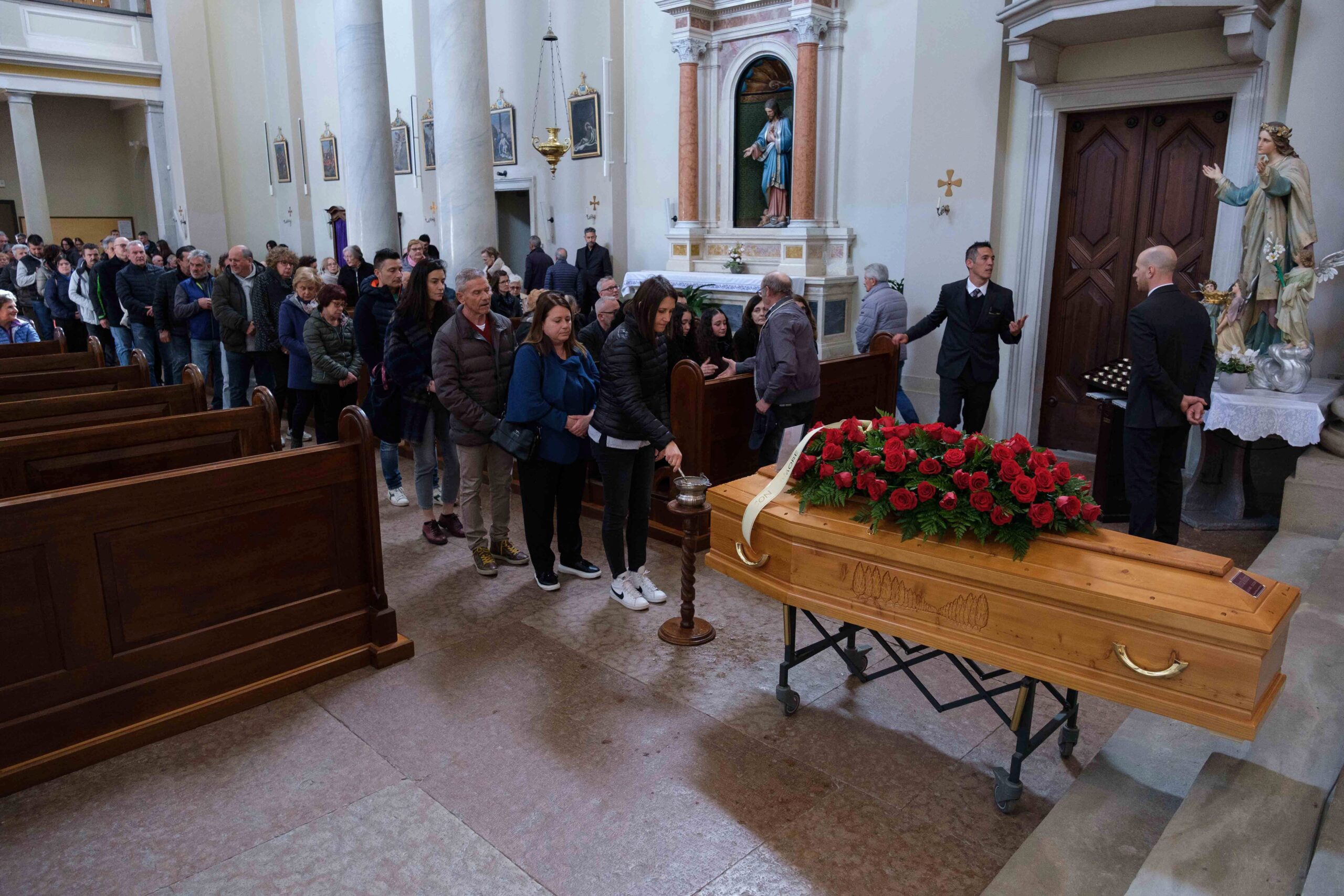 Trecento persone al funerale di Massimo Beretta: «Ciao Max, eri ...