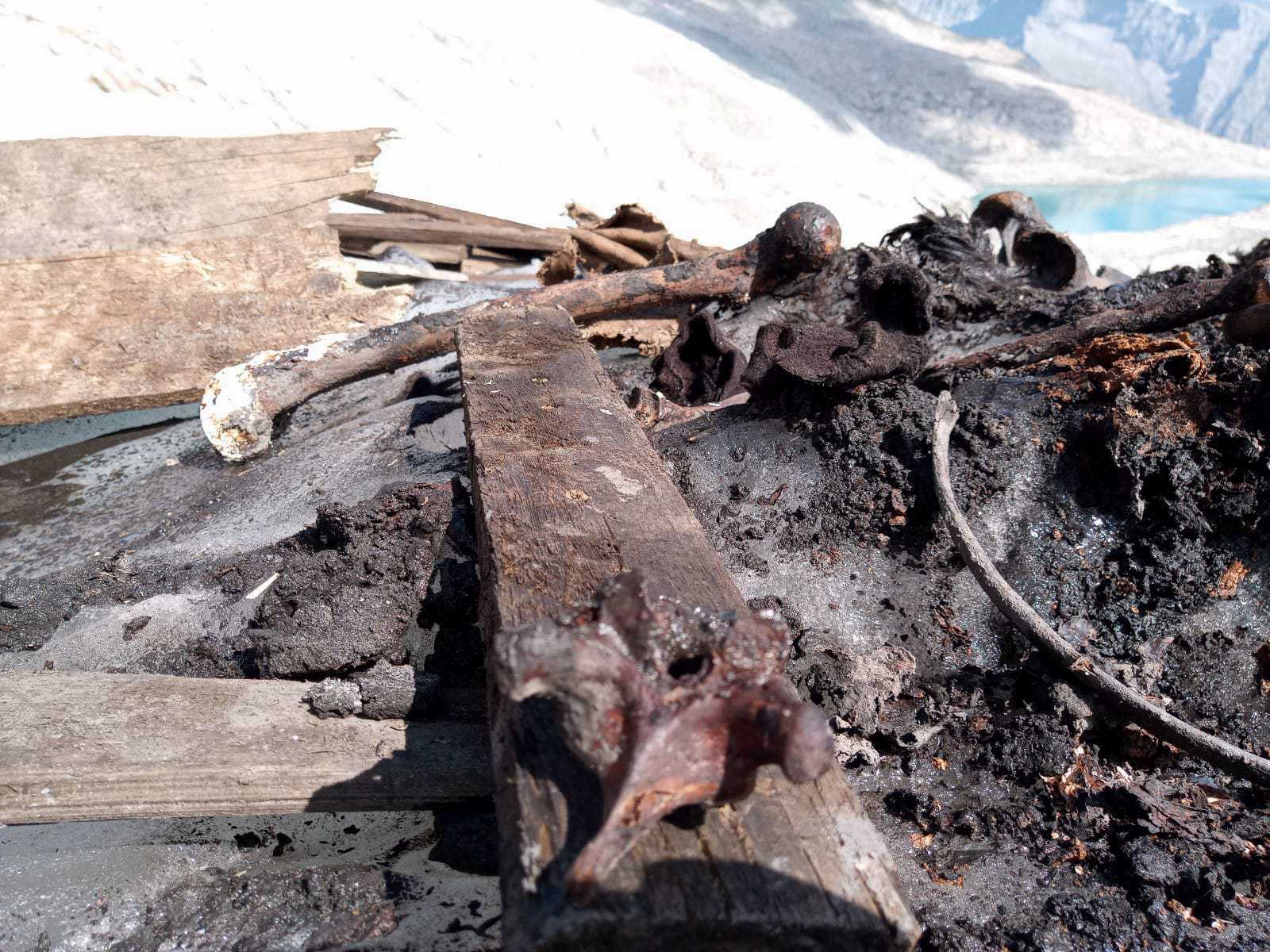 Nel ghiaccio i resti di un soldato