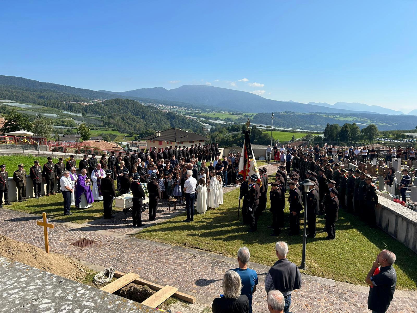 I funerali di Lukas Kollmann: «Il tuo sorriso sarà la mia pace»