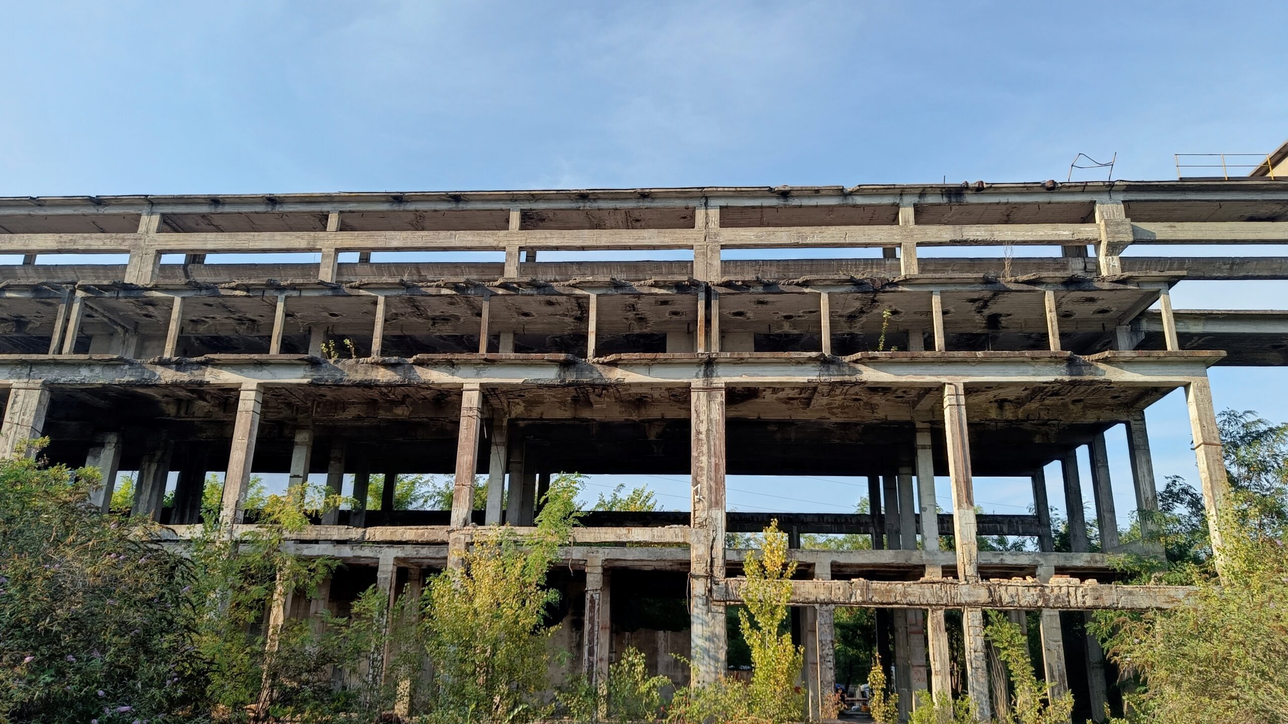 Gli artisti raccontano la «ferita aperta» della Sloi in tre istantanee