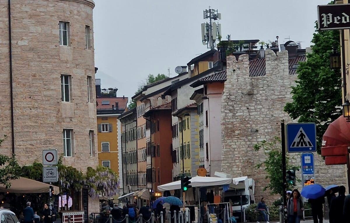 Virali le immagini della maxiantenna di piazza Fiera: posizionata vent ...