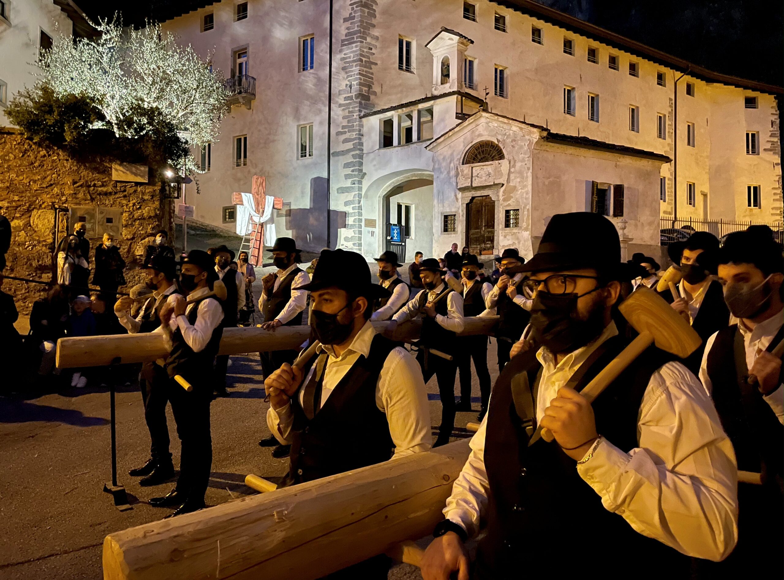 A Cavedine i fuochi nei campi, a Lasino le sacre rappresentazioni: i ...