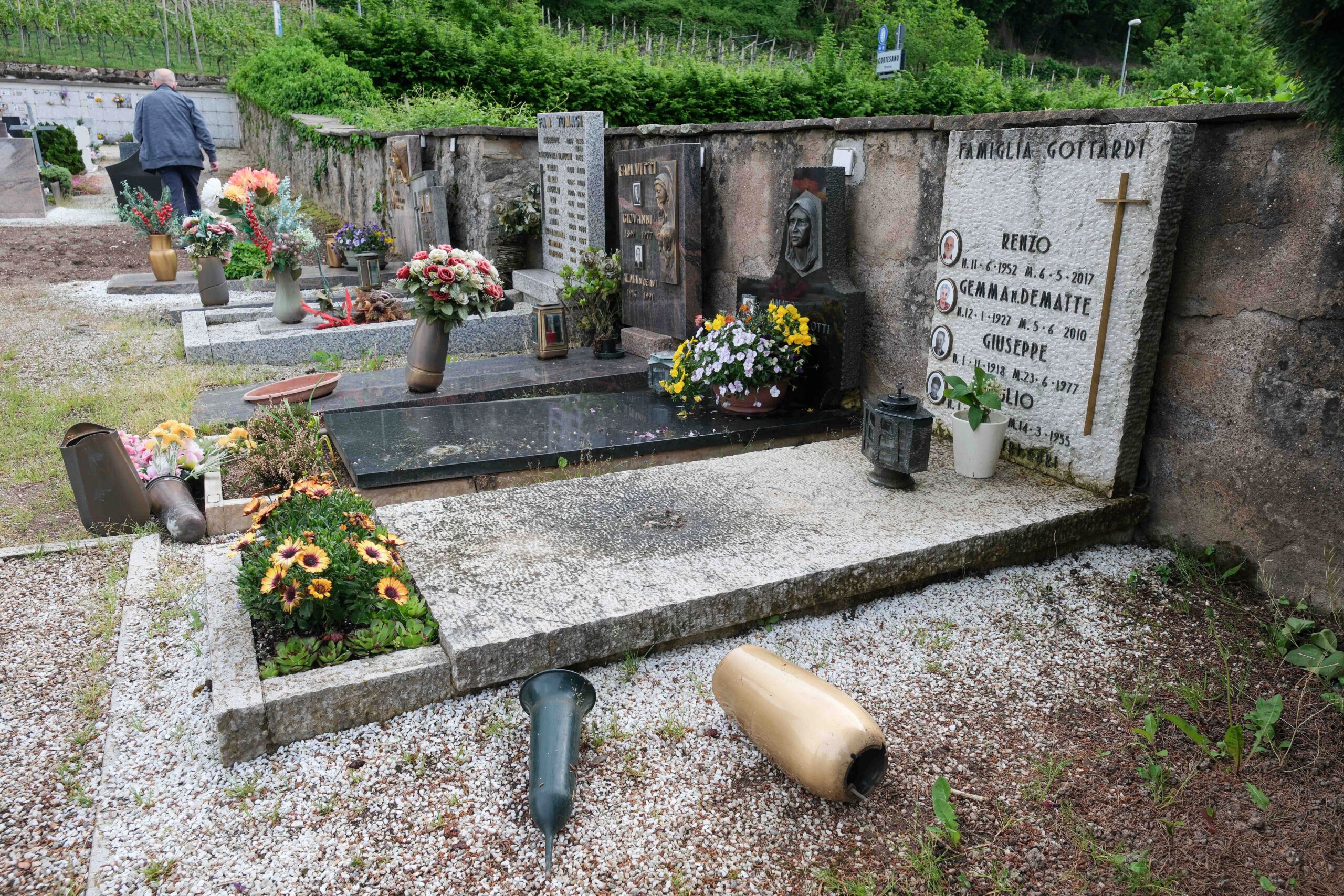 Cimiteri vandalizzati a Vigo Meano e Meano: portafiori tagliati e ...