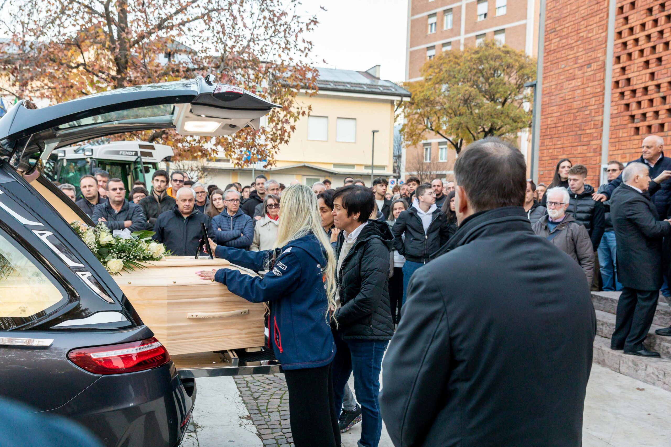 Il rombo delle auto degli amici per salutare Alex Ugolini. Il papà Ezio ...