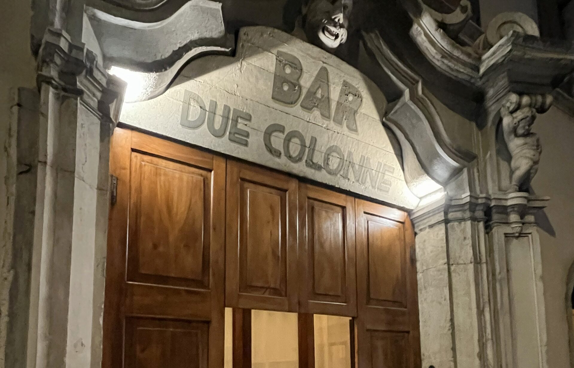 Rovereto, riapre lo storico bar «Le Due Colonne». Nel 1580 si fermò ...