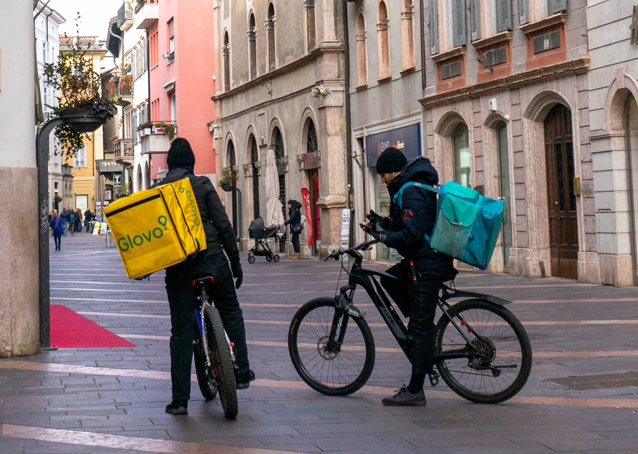 Tra 25 e 30 anni, diplomati o laureati, guadagnano 500 euro: chi sono i ...