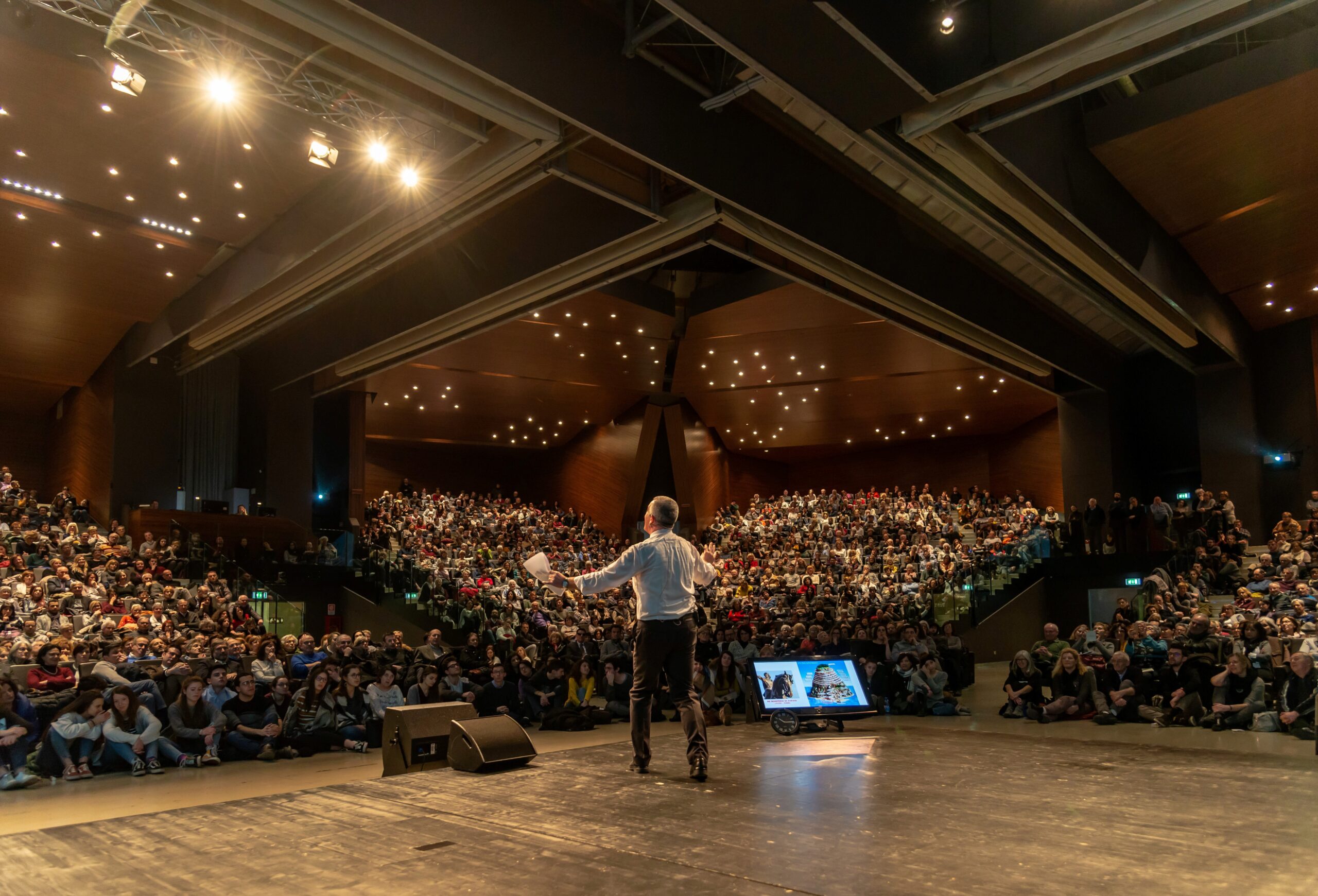 Vivaldelli, il biblista che riempie i palazzetti