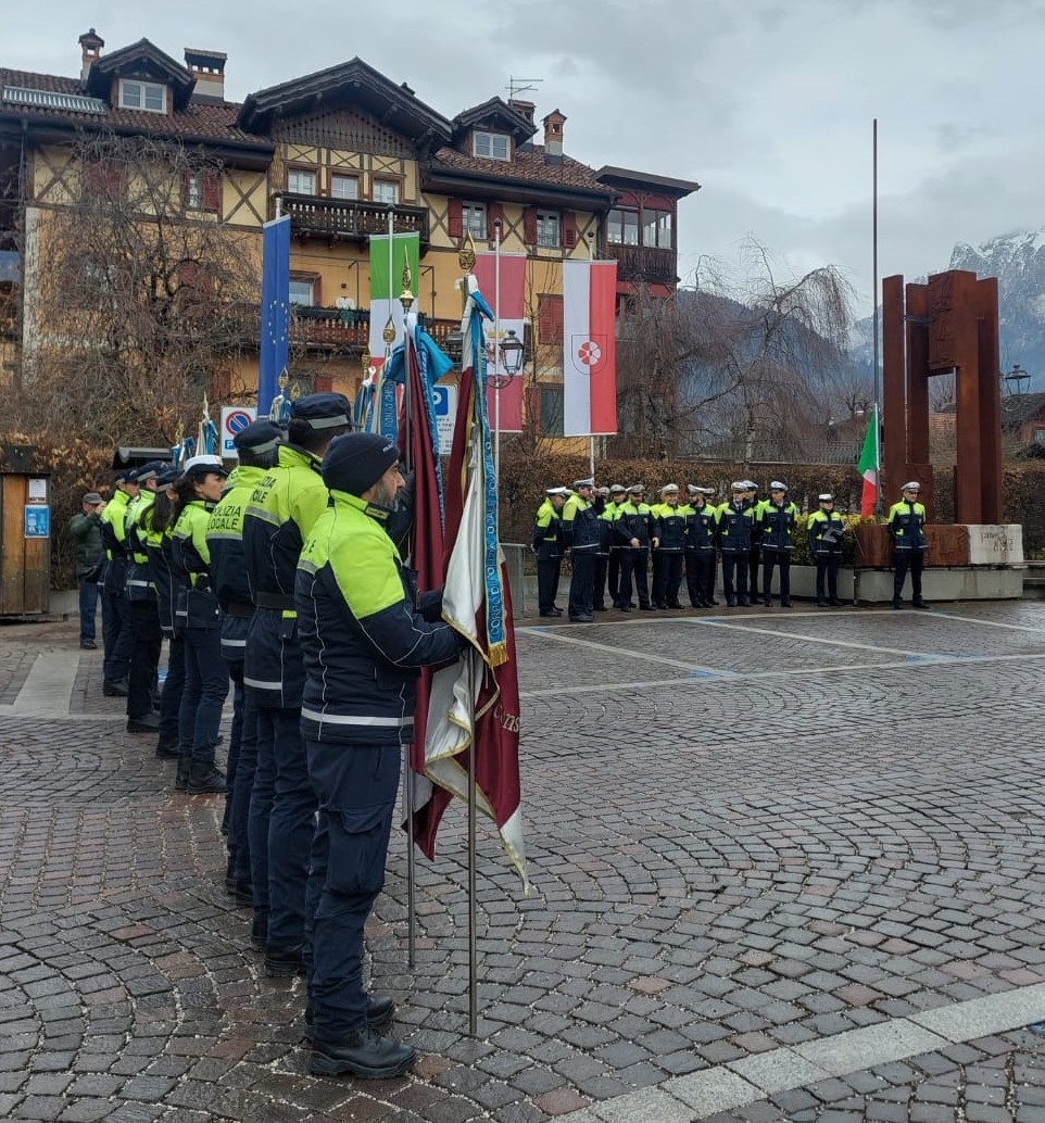 Sventarono una rapina alle Albere, premiati due agenti della polizia ...