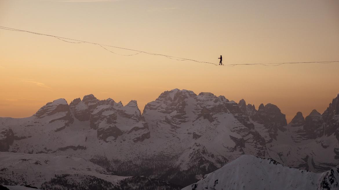 Val di Fassa, il funambolo Andrea Agostini sospeso su un filo ad oltre ...