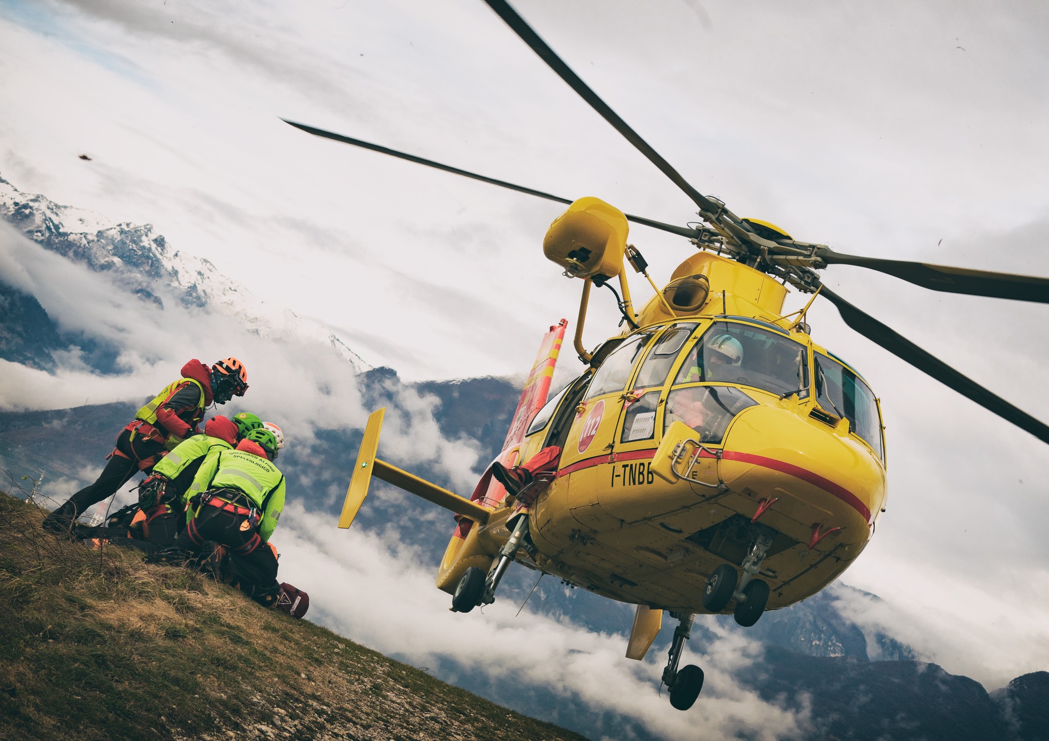 Monte Vioz, precipita in un crepaccio per venti metri: alpinista salvato dal compagno di cordata